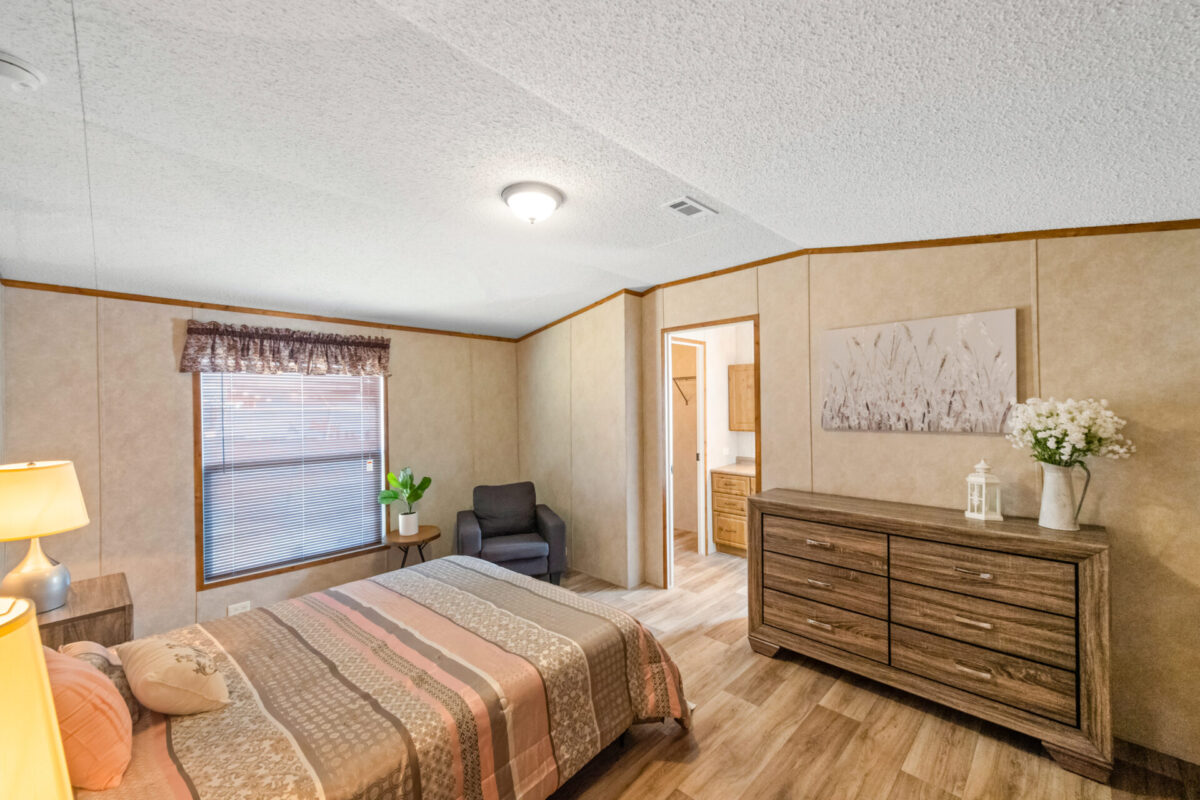 Singlewide H-16×80-32FLP - Legacy Housing Corporation