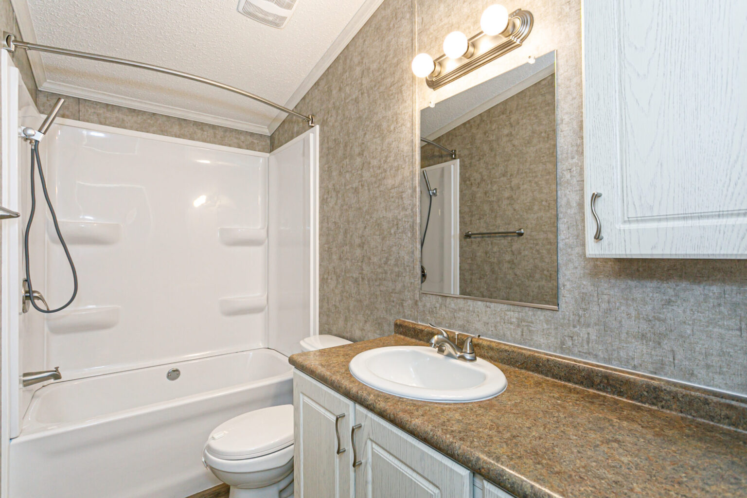 Singlewide H-16×80-32FLP - Legacy Housing Corporation