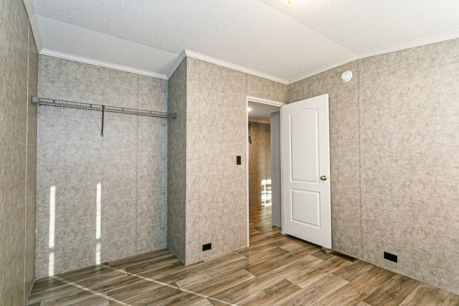 Singlewide H-16×80-32FLP - Legacy Housing Corporation