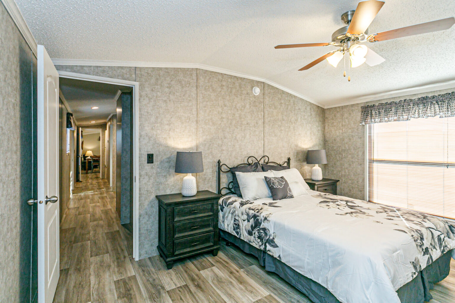 Singlewide H-16×80-32FLP - Legacy Housing Corporation