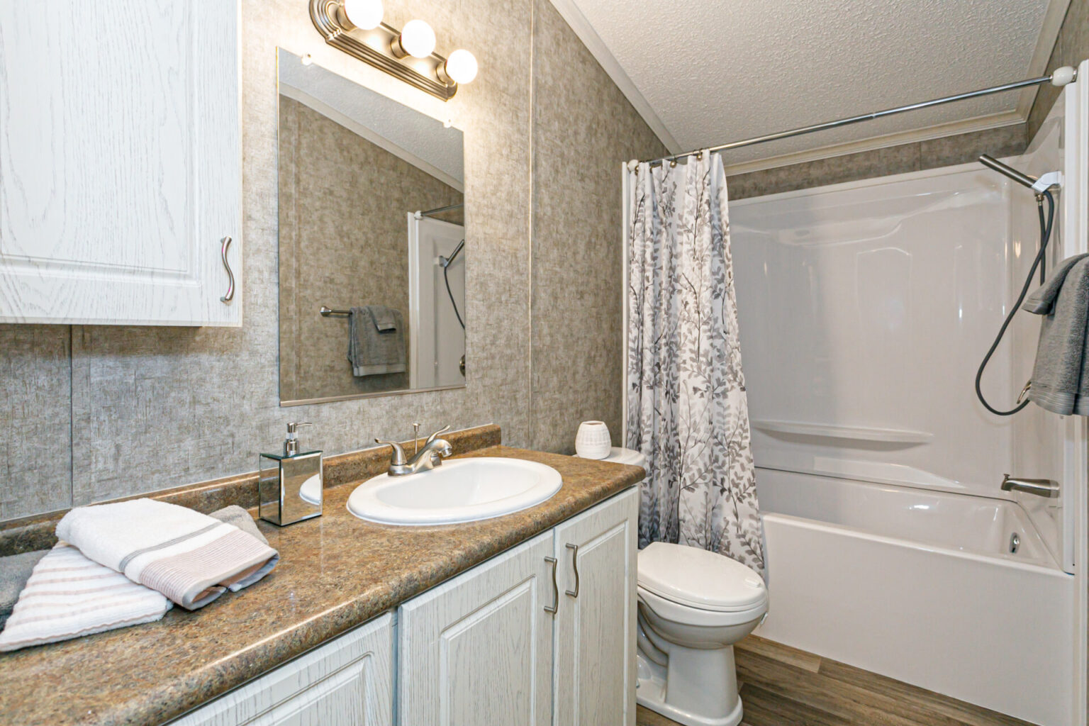 Singlewide H-16×80-32FLP - Legacy Housing Corporation