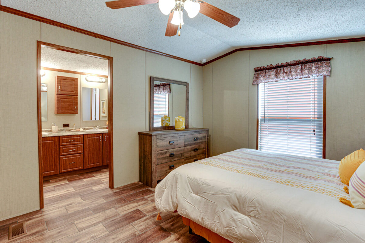 Ultra 18-wide 18×64-22A - Legacy Housing Corporation