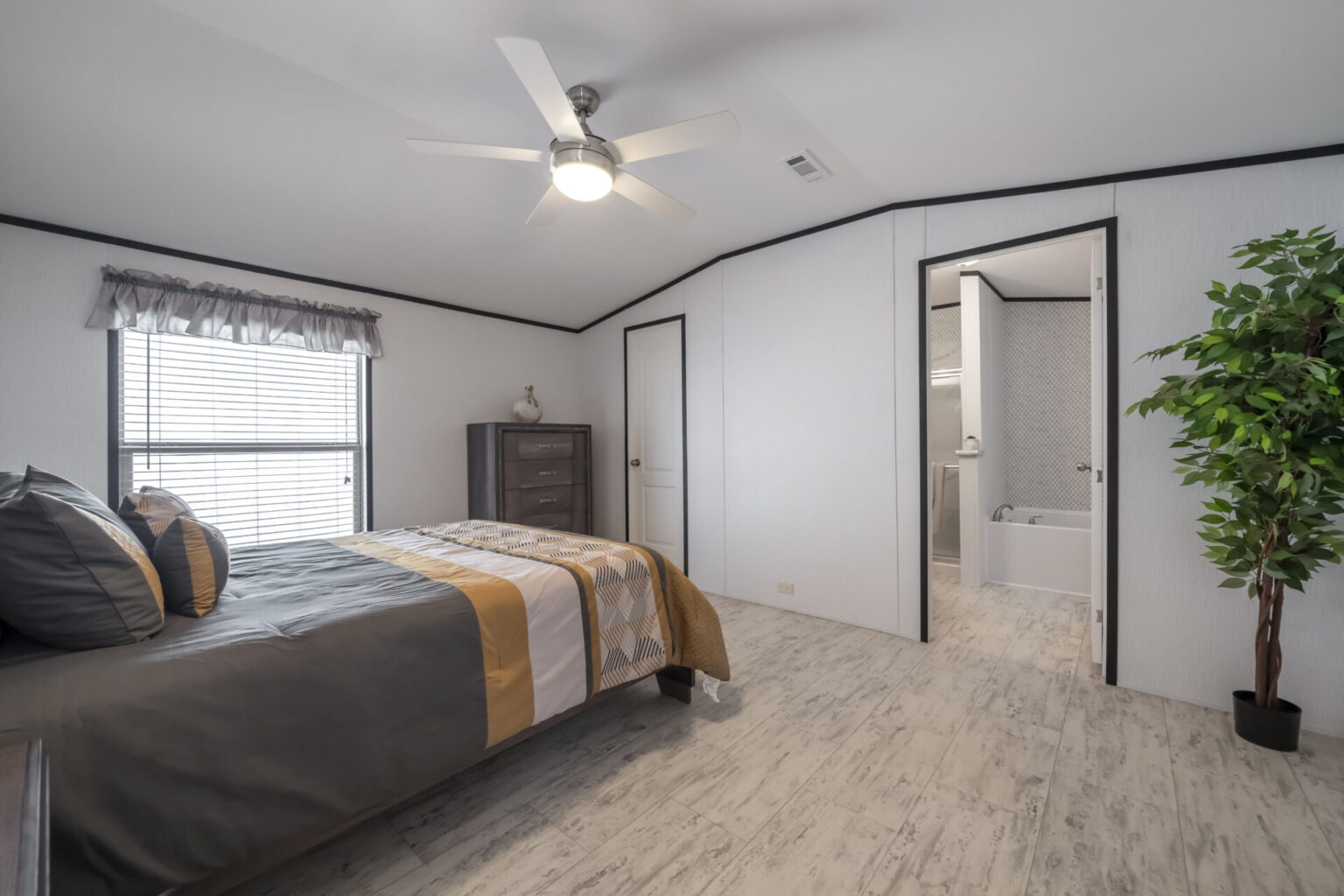 New Singlewide C-16×80-32M - Legacy Housing Corporation