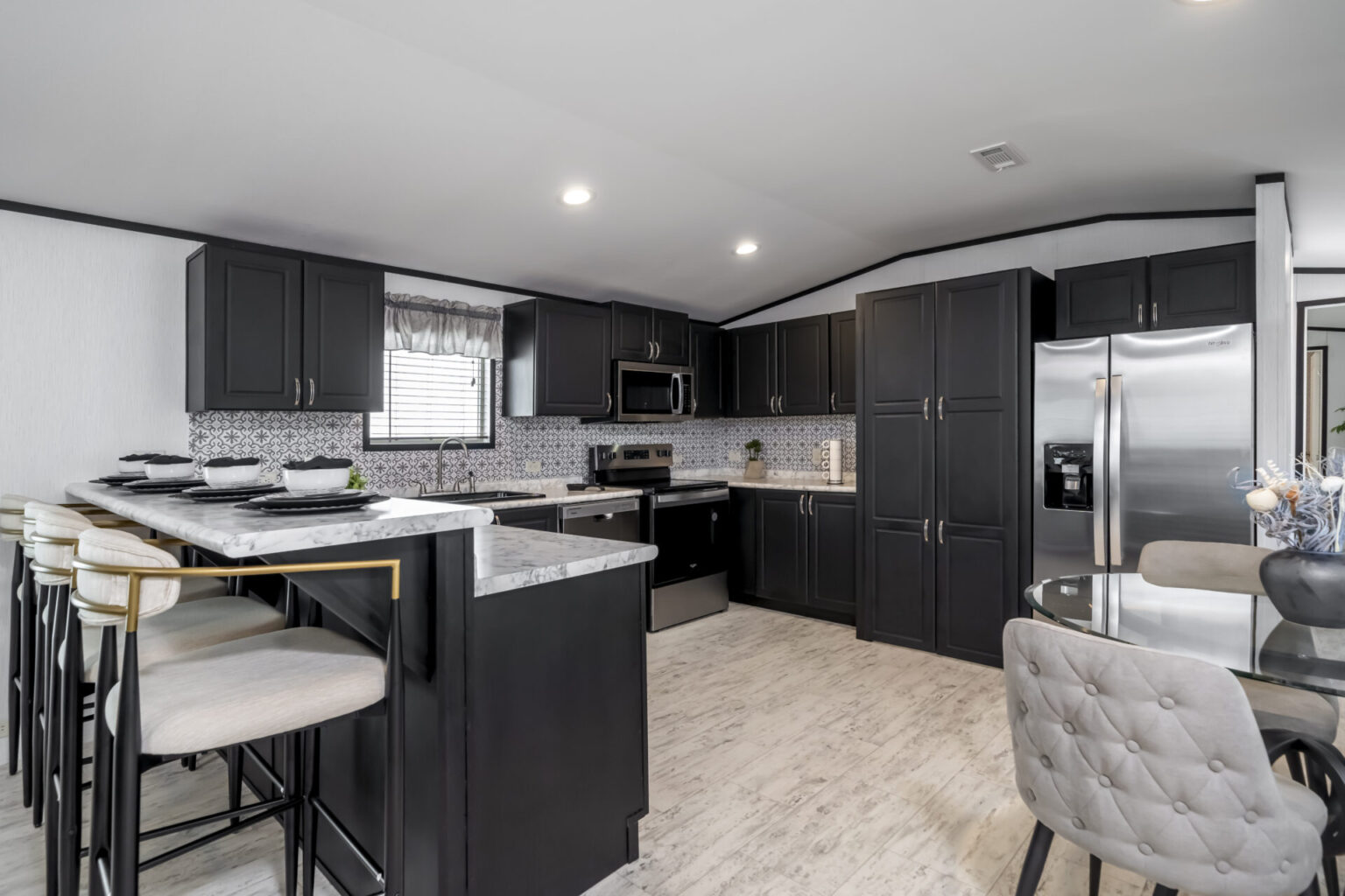 New Singlewide C-16×80-32M - Legacy Housing Corporation