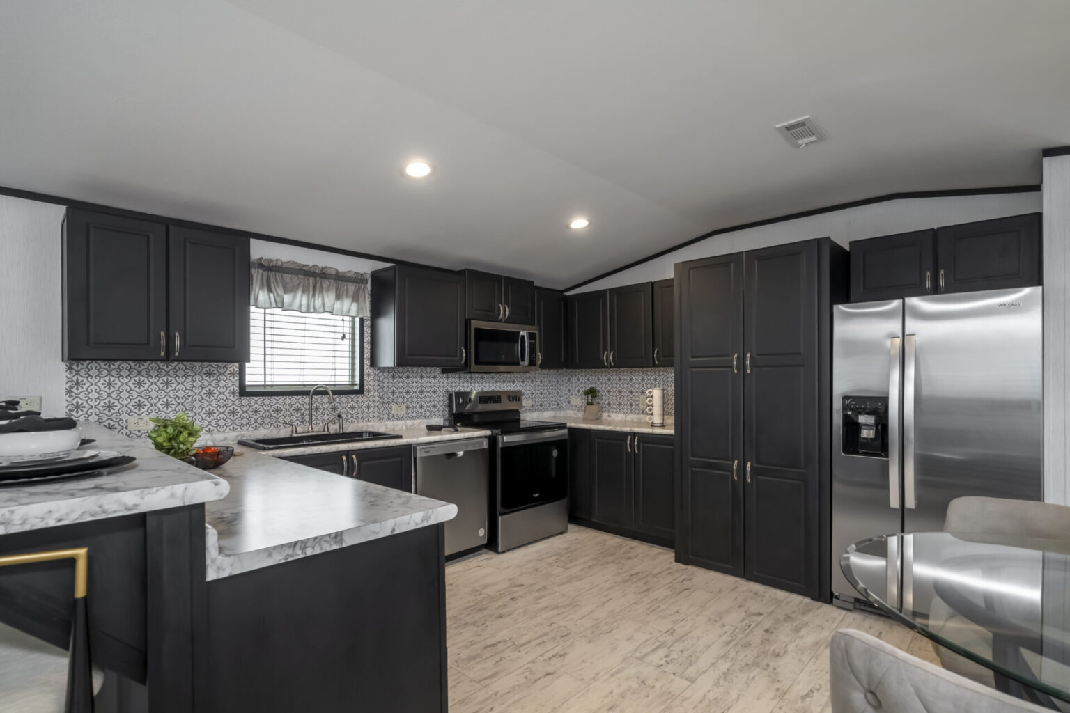 New Singlewide C-16×80-32M - Legacy Housing Corporation