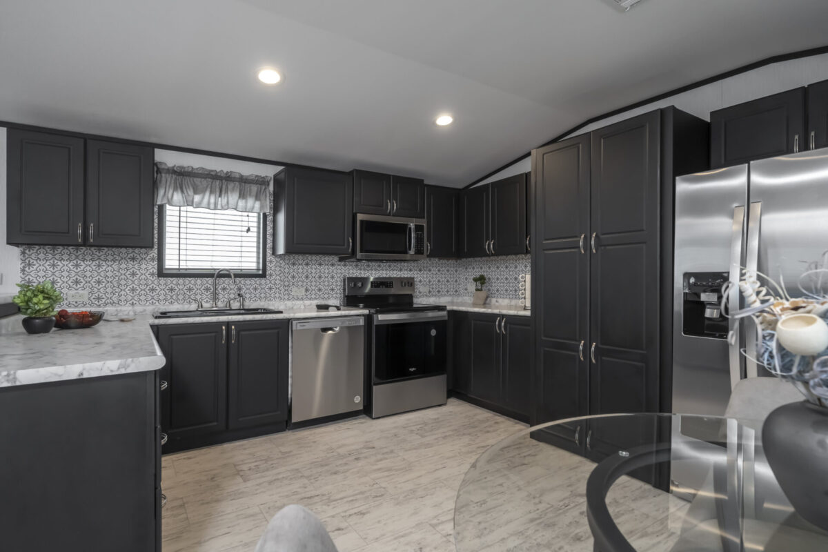 New Singlewide C-16×80-32M - Legacy Housing Corporation