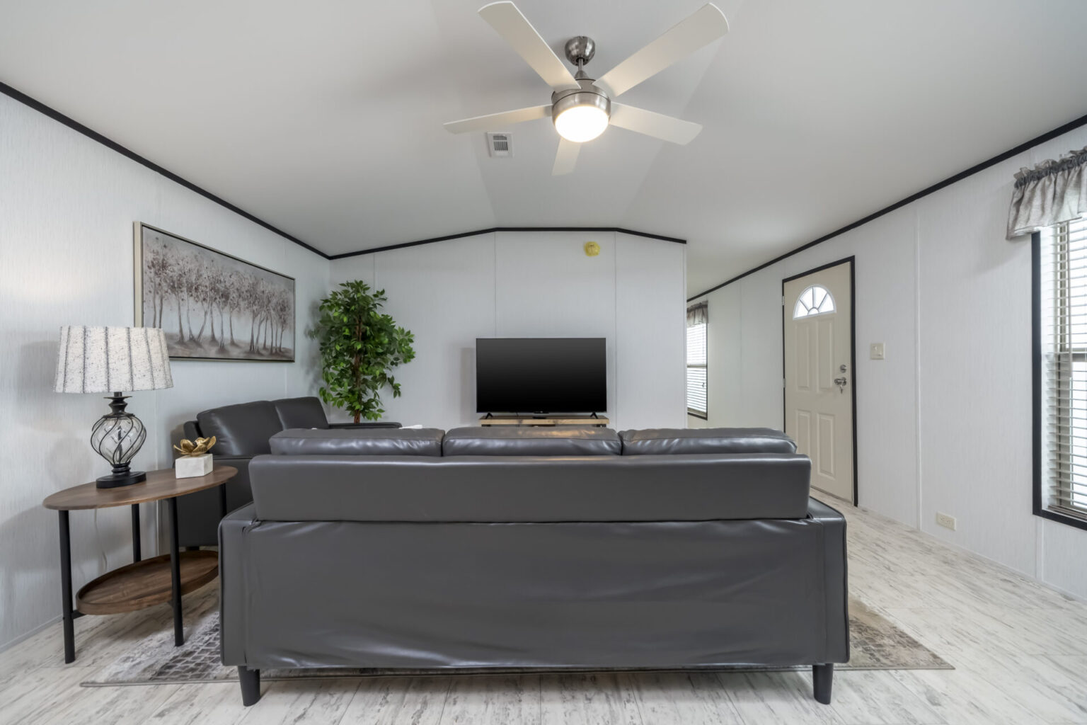 New Singlewide C-16×80-32M - Legacy Housing Corporation