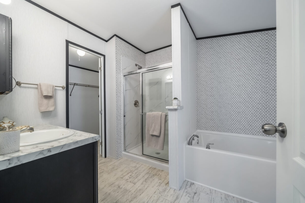 New Singlewide C-16×80-32M - Legacy Housing Corporation