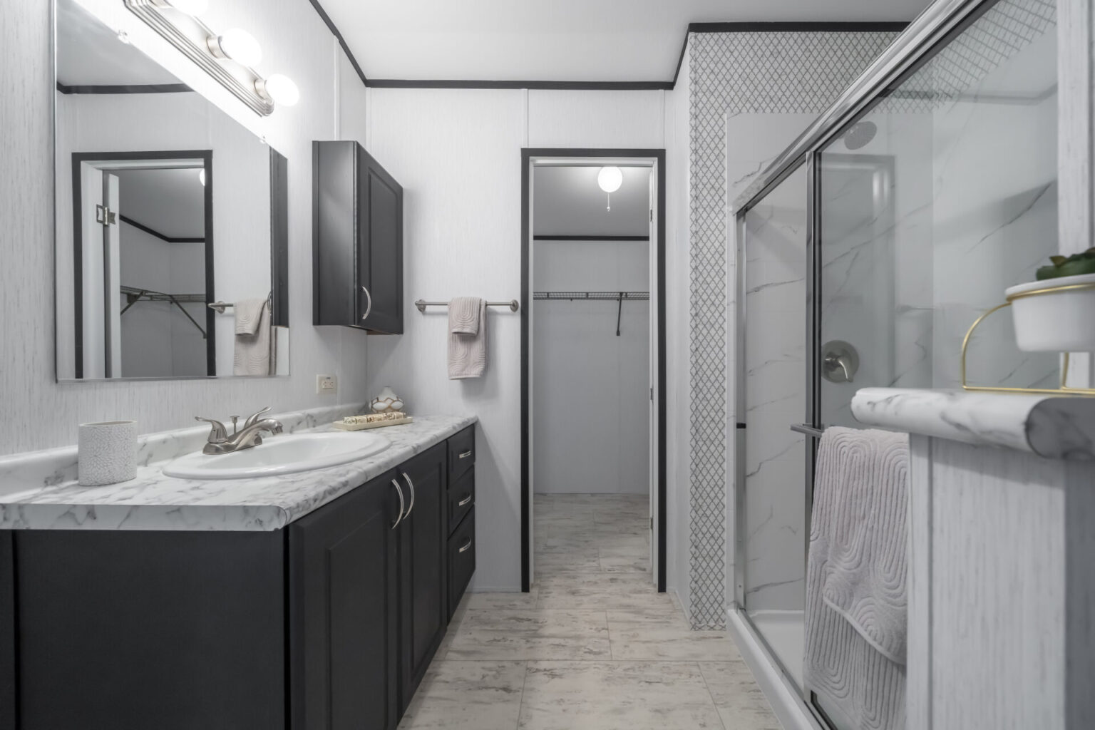 New Singlewide C-16×80-32M - Legacy Housing Corporation