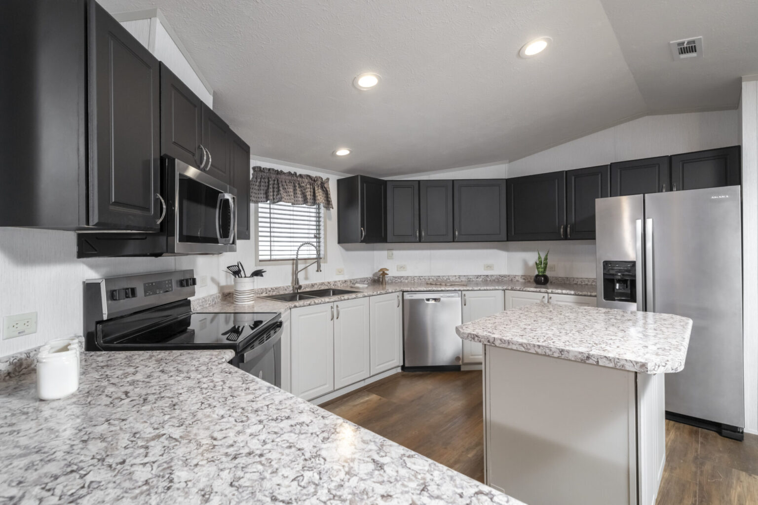 New Ultra 18-Wide H-18×80-32E - Legacy Housing Corporation