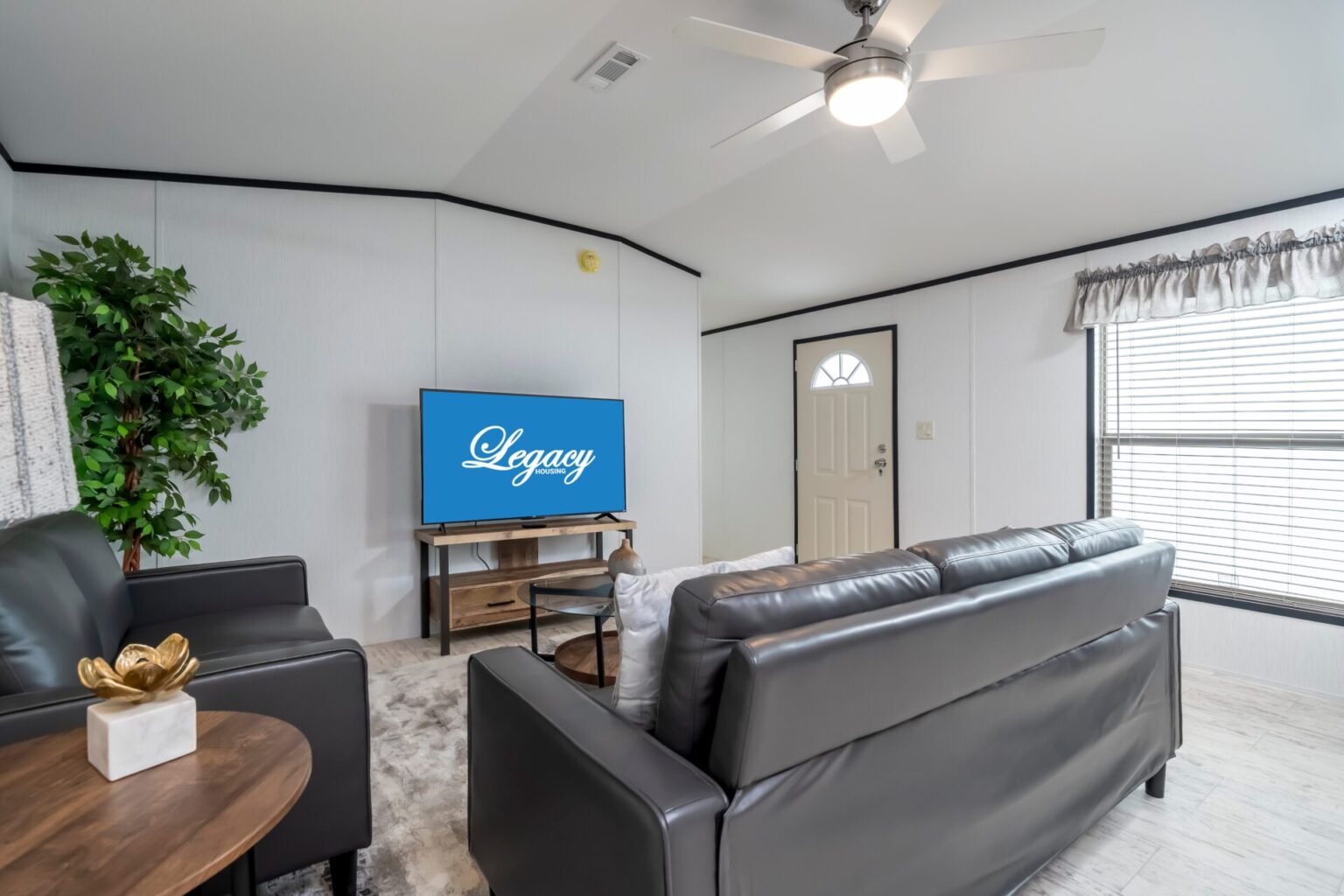 New Singlewide C-16×80-32M - Legacy Housing Corporation