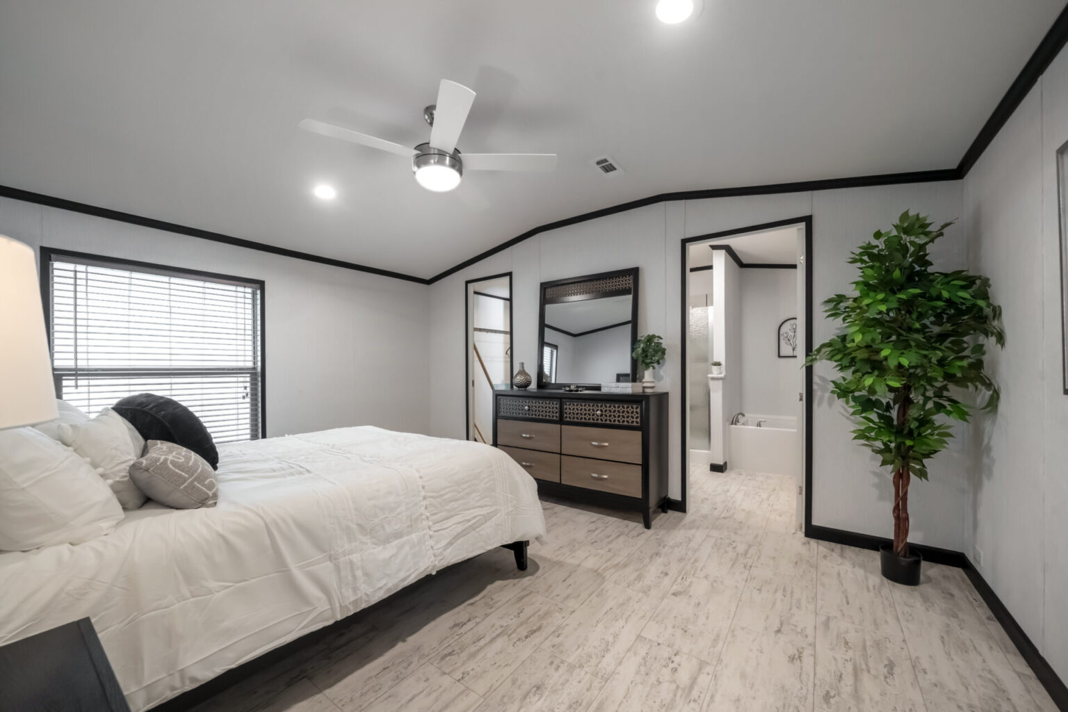 Singlewide C-16×80-32M - Legacy Housing Corporation